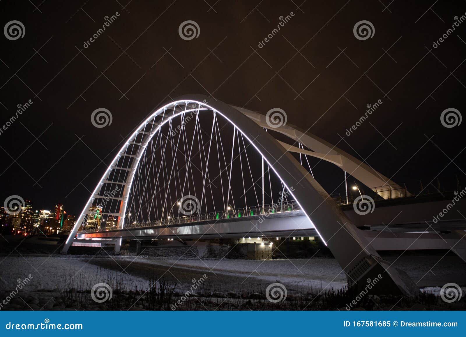 Edmonton`s Walter Dale Bridge at Night 编辑类图片 - 图片 包括有 这个, 似乎: 167581685