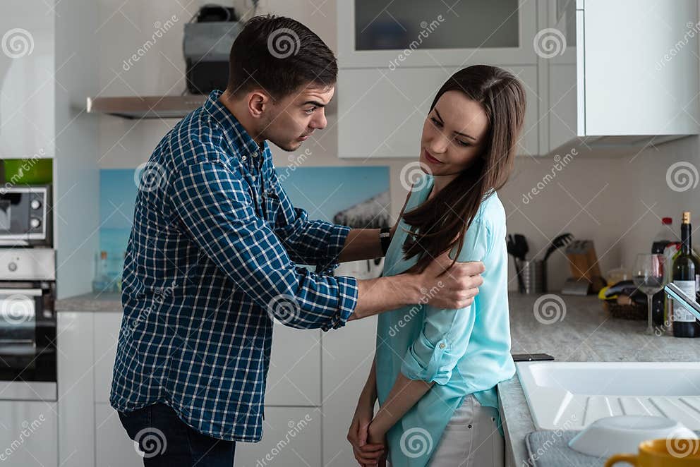 Een Agressieve Jonge Man Houdt Een Vrouw Door De Schouders En ... Een Agressieve Jonge Man Houdt Een Vrouw Door De Schouders En ...