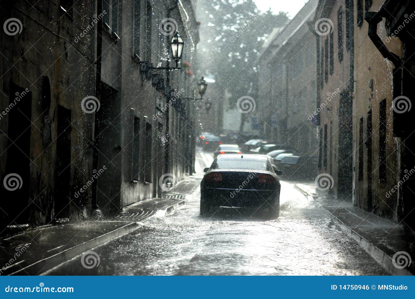 Een Auto Onder Een Regen in De Stad Stock Foto - Image of koude, daling ...