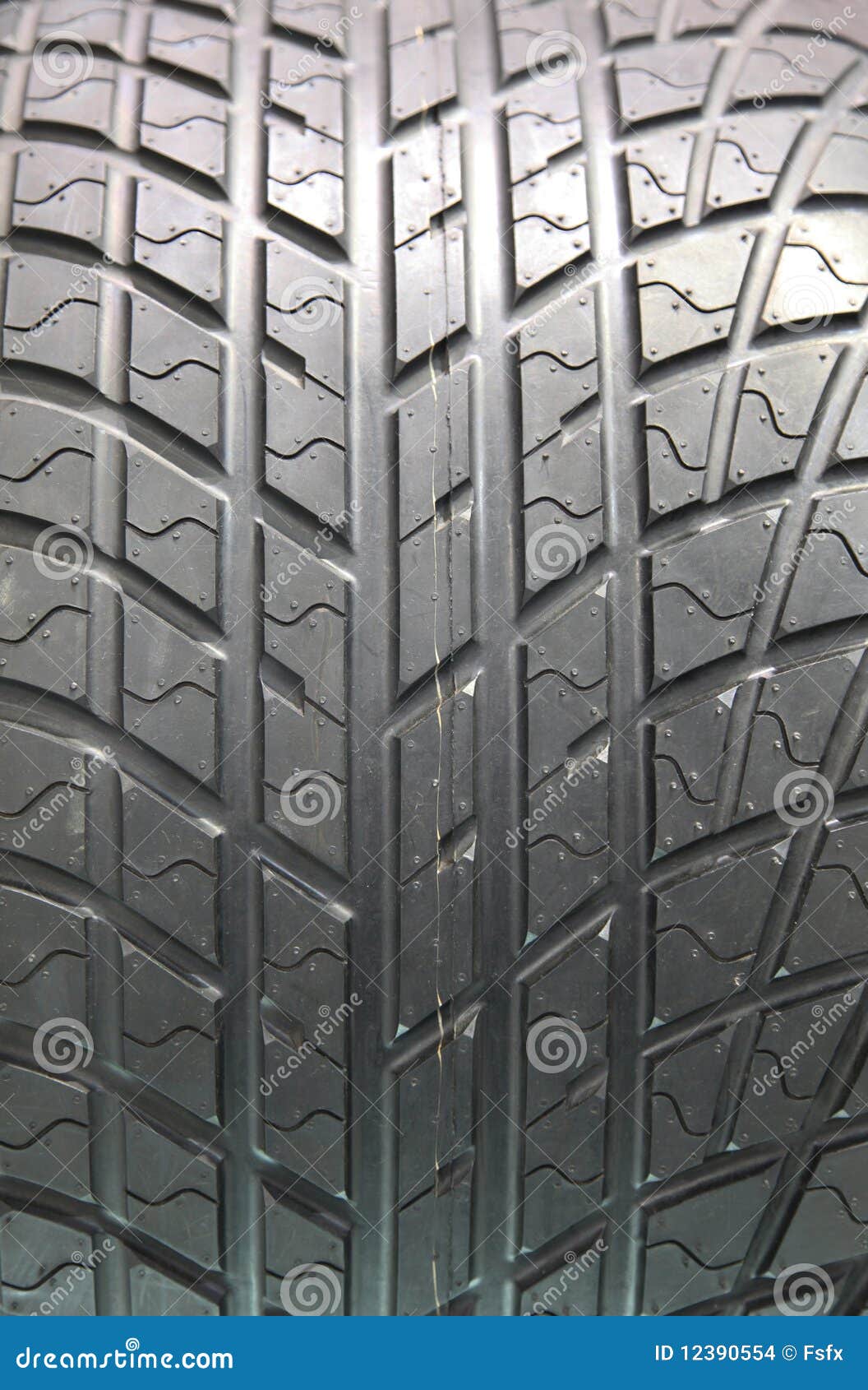 Een autoband stock foto. Image of racen, schik, veiligheid - 12390554