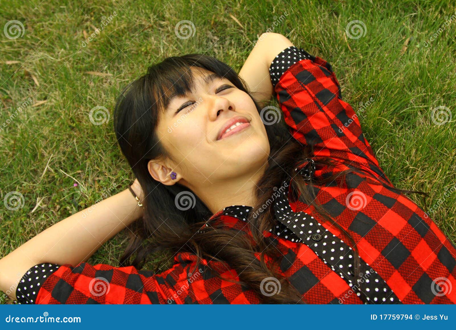 Een Aziaat Die Op Het Gras Slaapt Stock Foto - Image of hoeden, wijfje ...