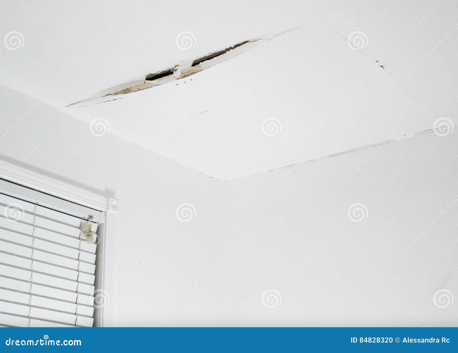 Een Barst in Het Plafond, Close-up Stock Foto - Image of verf, plafond ...
