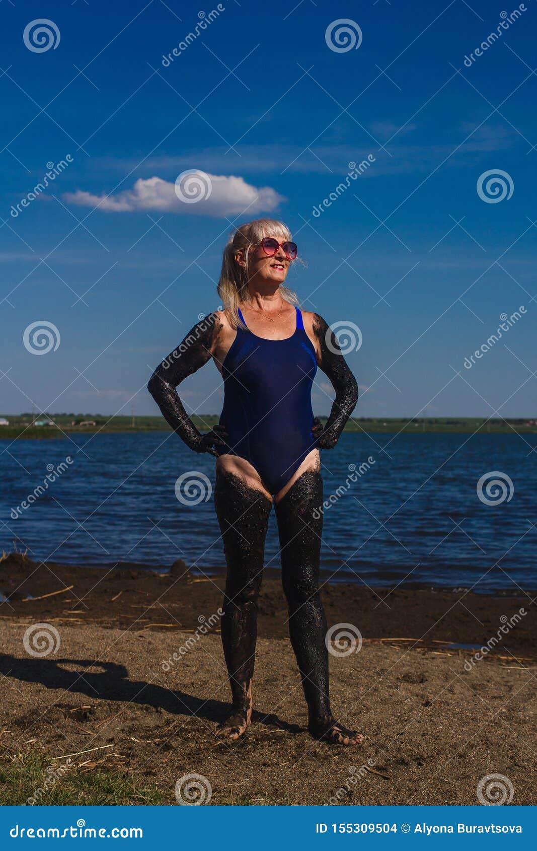 Een Bejaarde Gelukkige Vijftig-jaar-oude Die Vrouw in Een Badpak Met ... Een Bejaarde Gelukkige Vijftig-jaar-oude Die Vrouw in Een Badpak Met ...