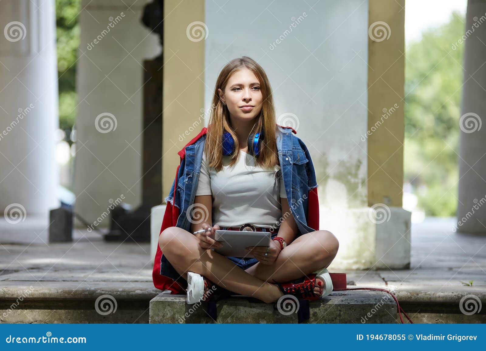 Een Blanke Vrouw Rookt In Het Openbare Park Stock Afbeelding Image Of Sigaret Hipster 194678055