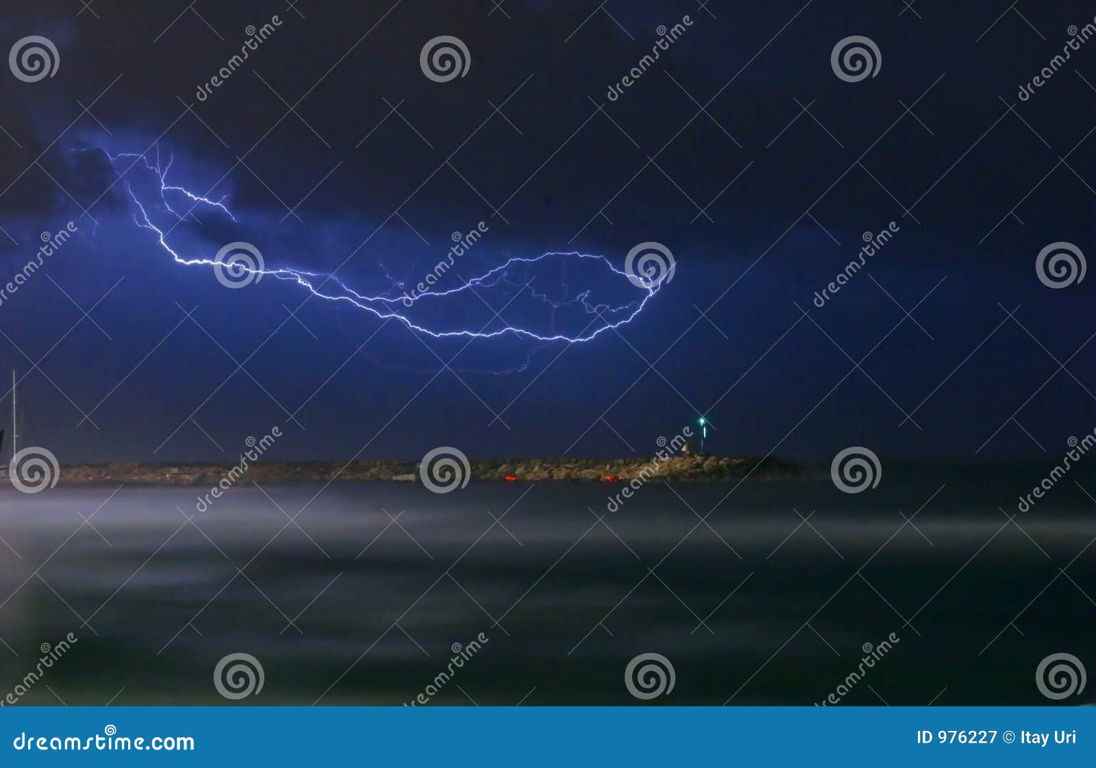 Een bliksem over de oceaan stock afbeelding. Image of bliksem - 976227