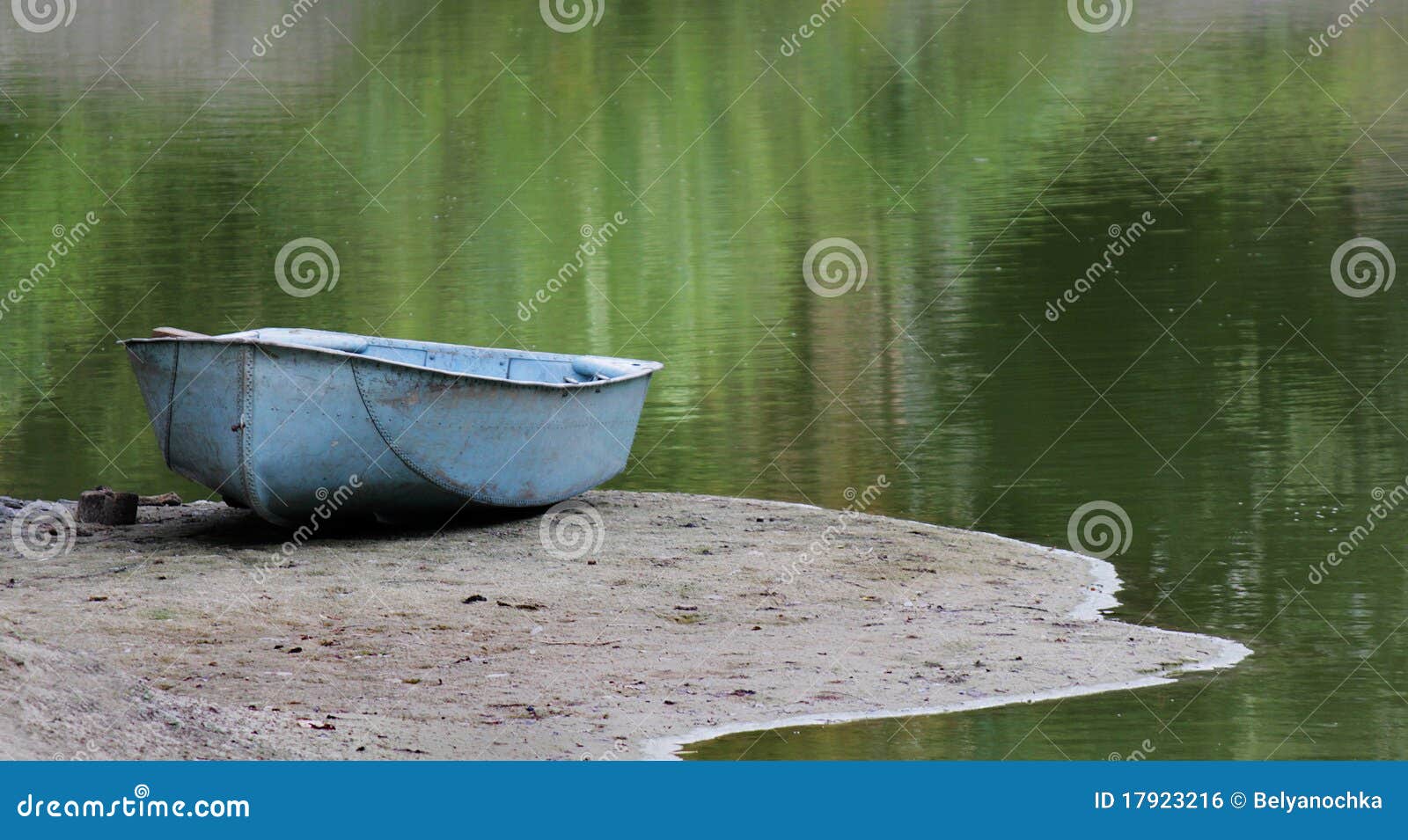 Een boot op het meer stock foto. Image of bomen, meer - 17923216