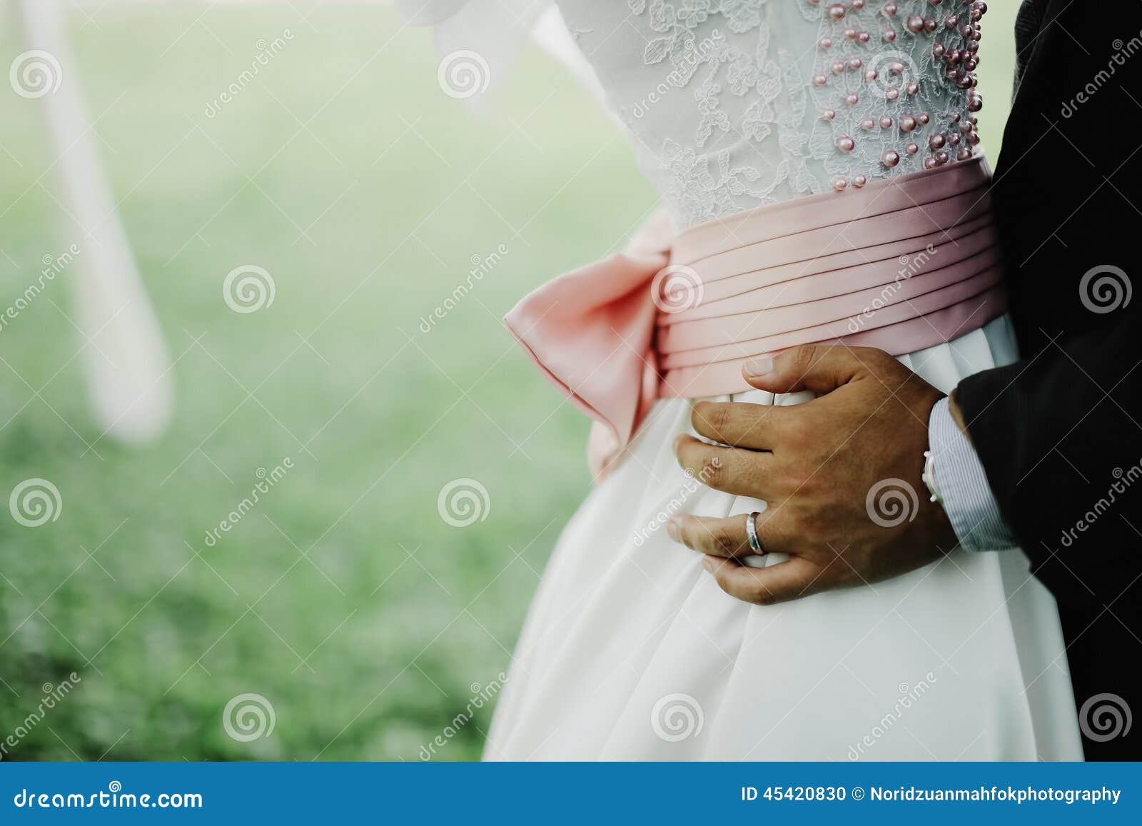 Een bruidegom en een bruid stock foto. Image of roze - 45420830