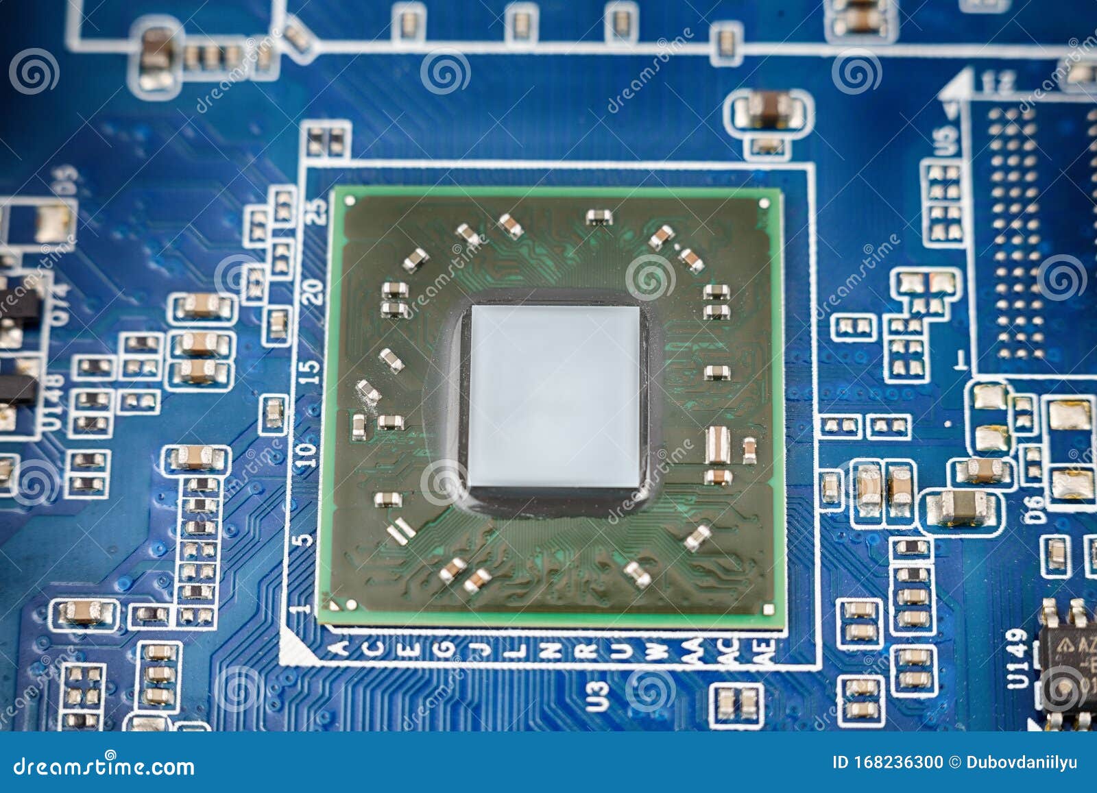 Een Chip in Een Computer Met Veel Elektrische Elementen Stock Foto ...