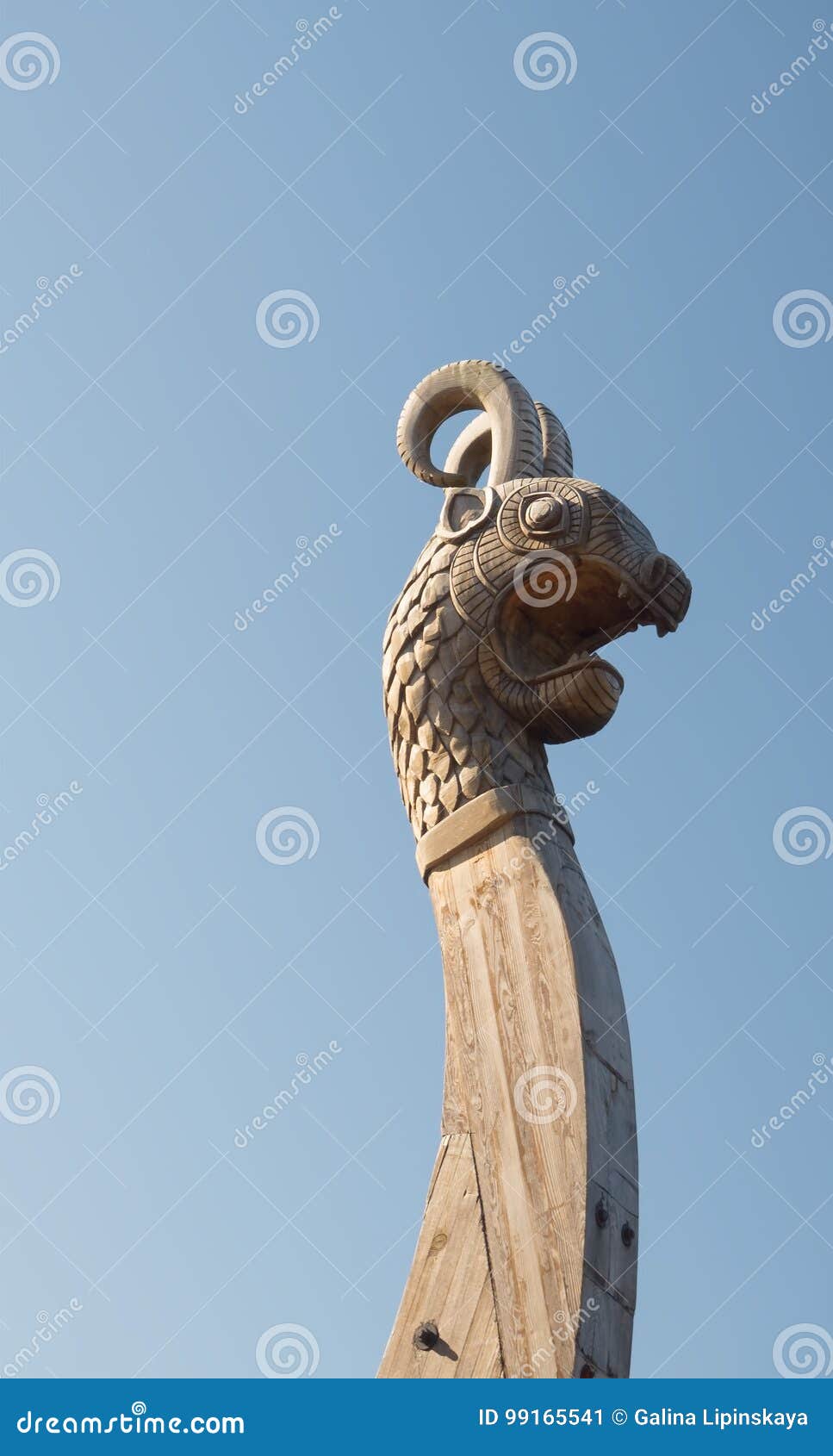 Een Close-up Van Een Draak Op Een Viking-schip Stock Afbeelding - Image ...