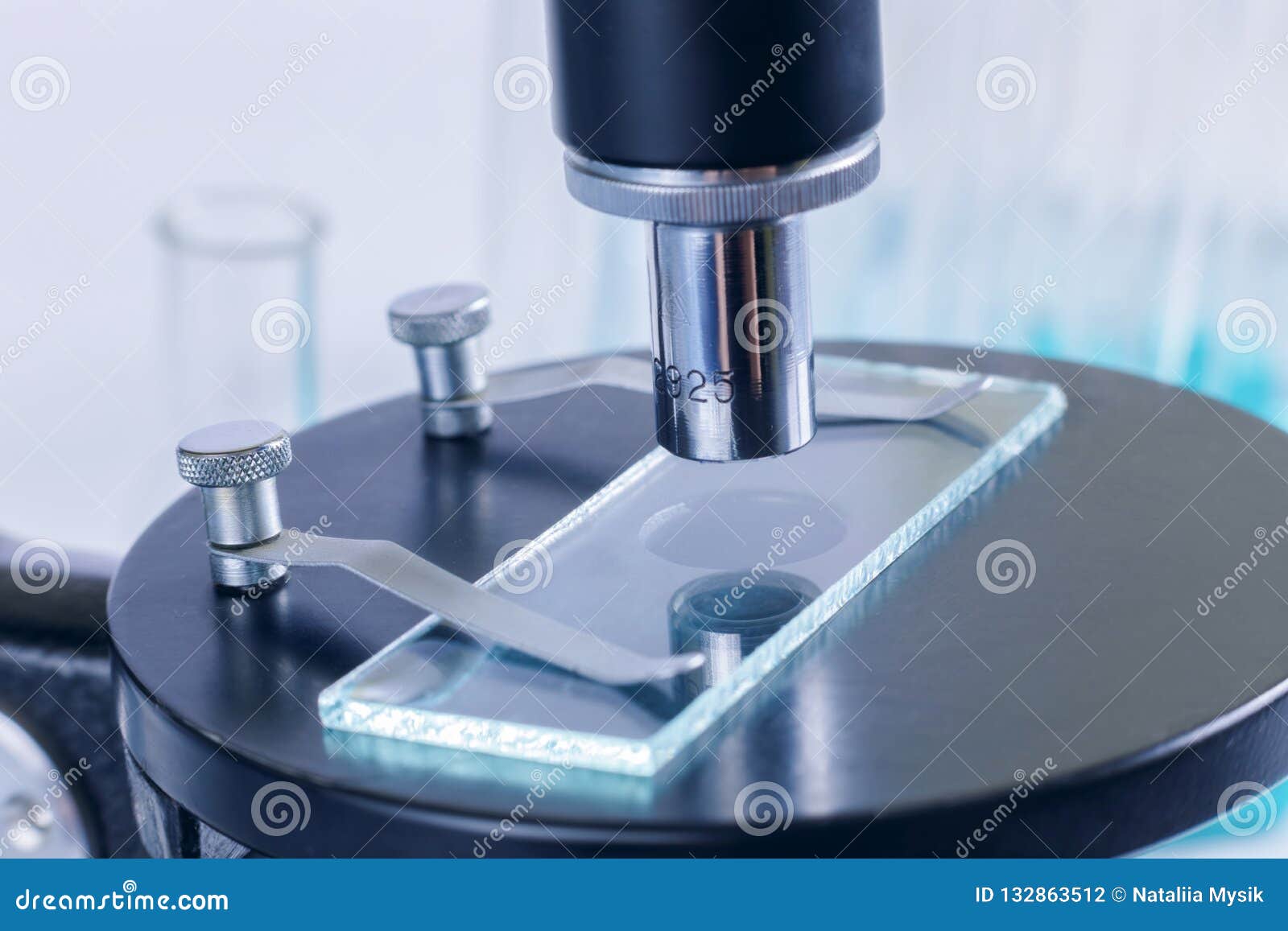Een Close-upbeeld Van Een Onderst Deel Van Een Microscoop Tijdens Wat ... Een Close-upbeeld Van Een Onderst Deel Van Een Microscoop Tijdens Wat ...