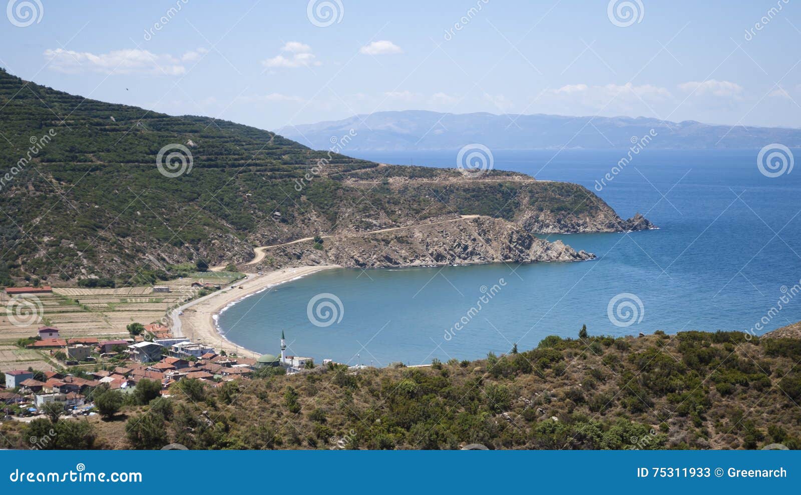 Een Dorp En Een Natuurlijk Strand Stock Afbeelding - Image of vissen ...