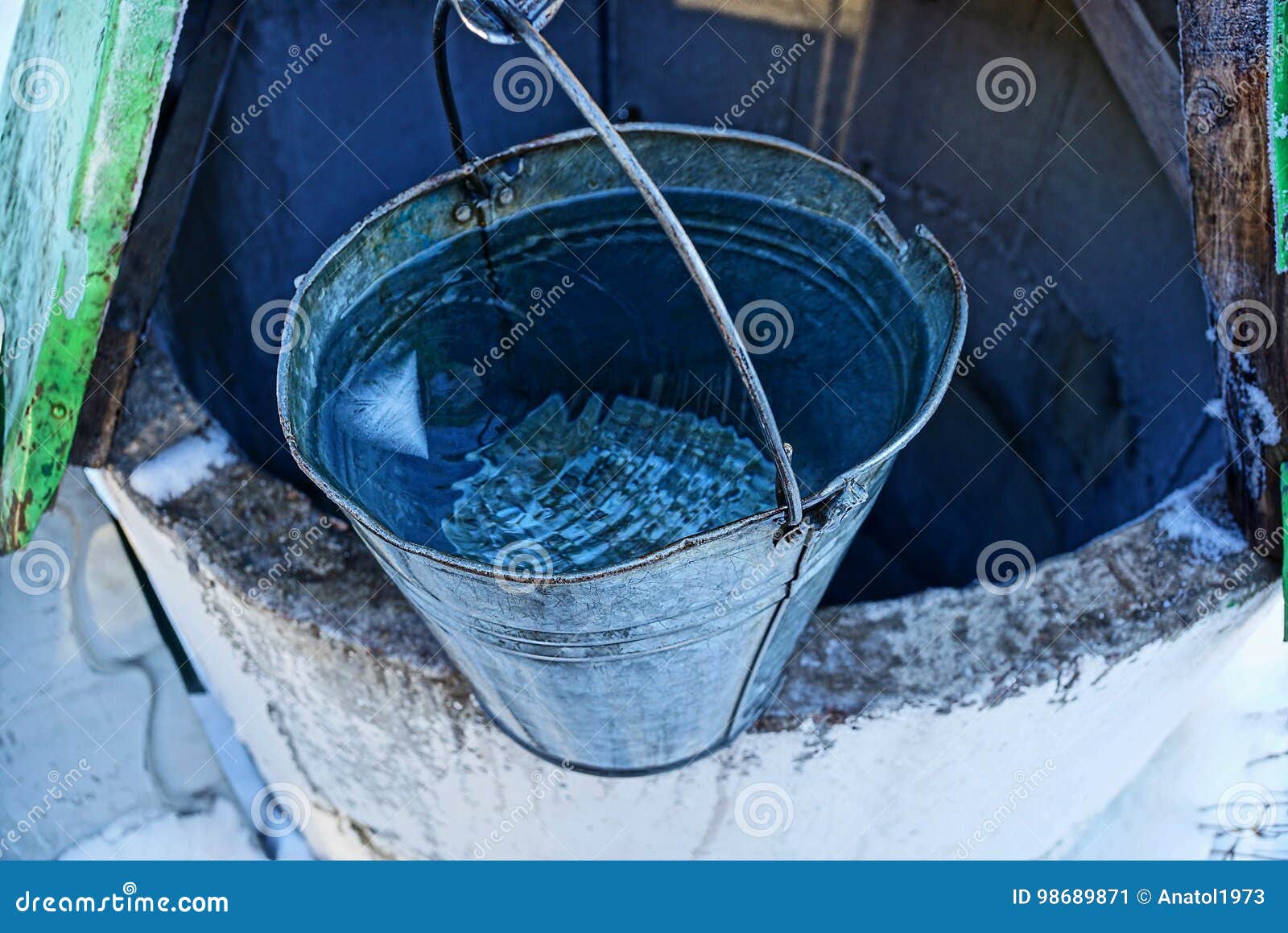 Een Emmer Water Op De Rand Van Een Put Stock Afbeelding - Image of ...