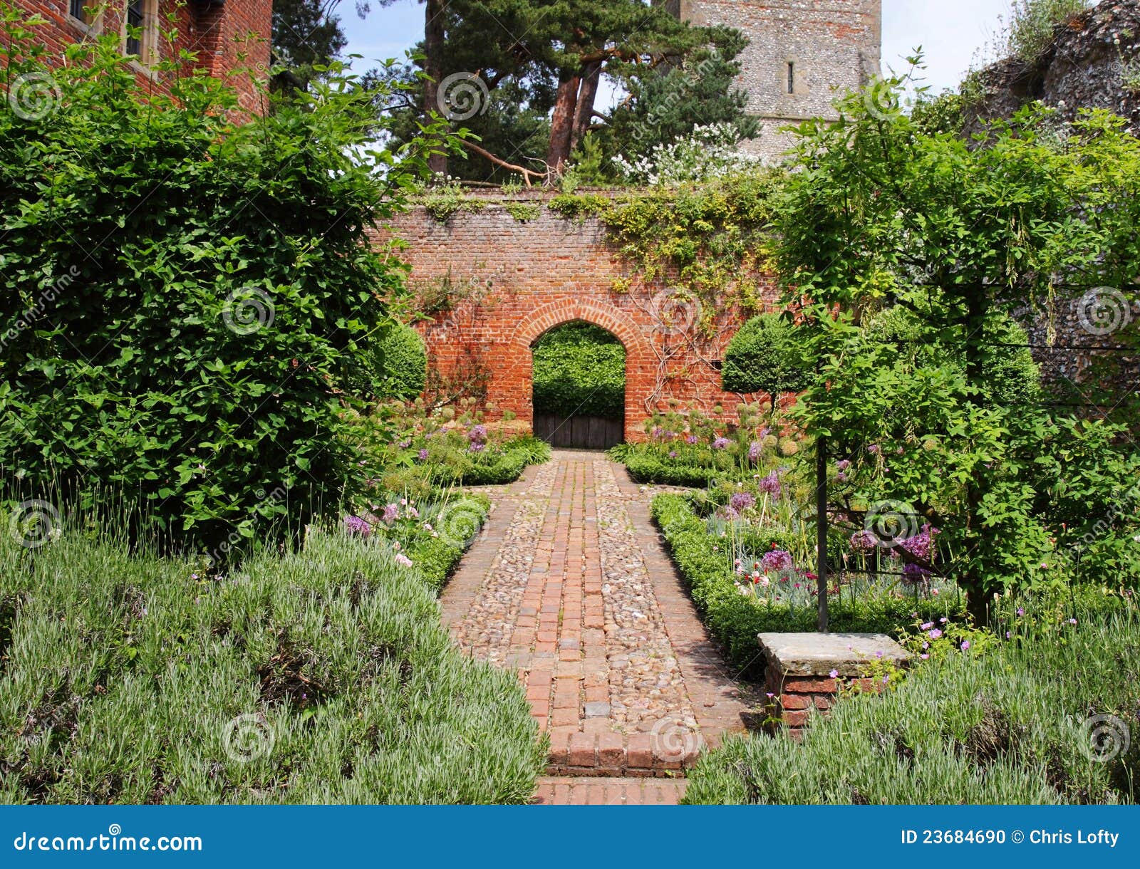 Een Engelse Ommuurde Tuin Met Boog Stock Foto - Image of bloembedden ...