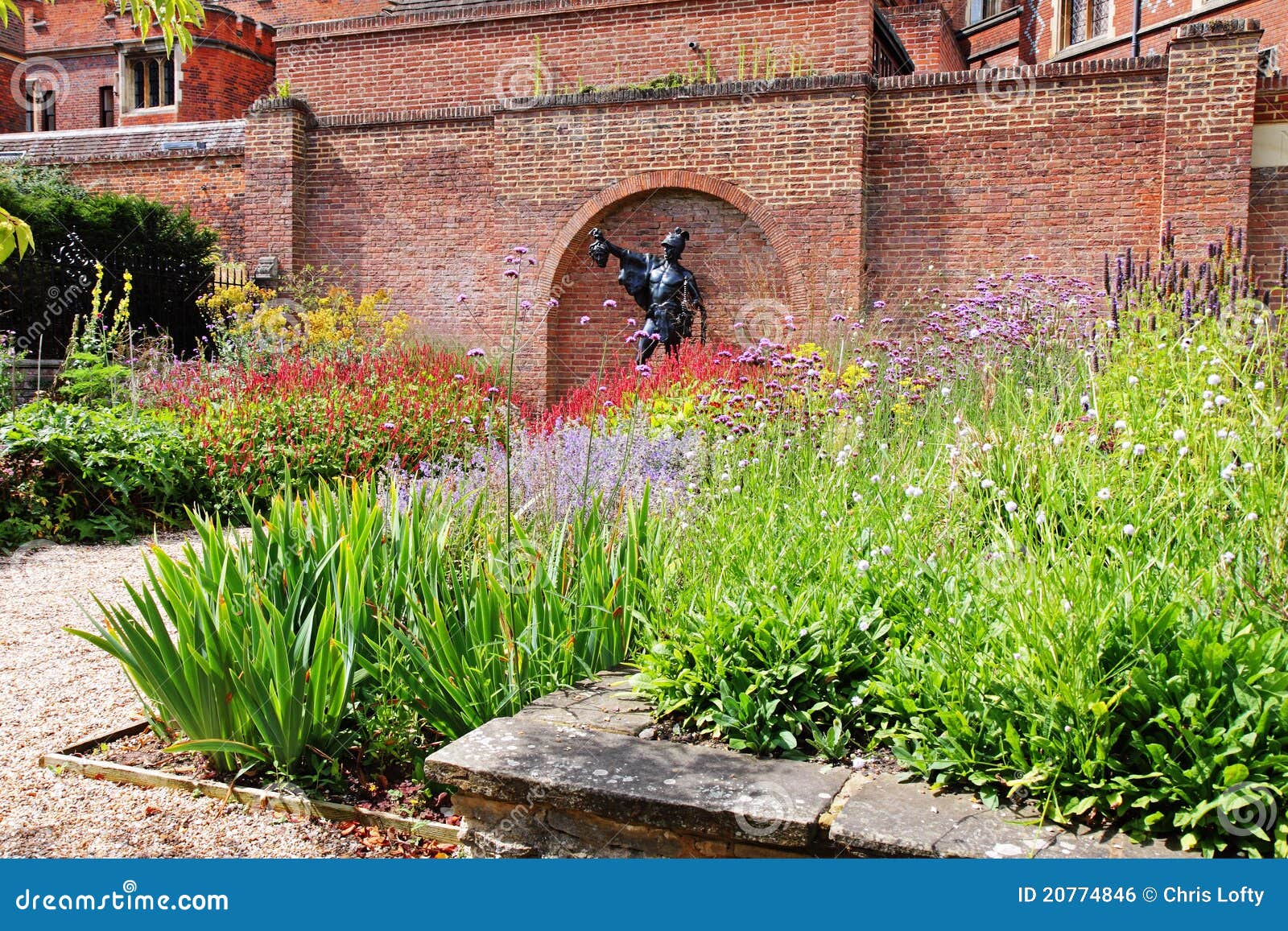 Een Formele Engelse Tuin Met Standbeeld Stock Foto - Image of ...
