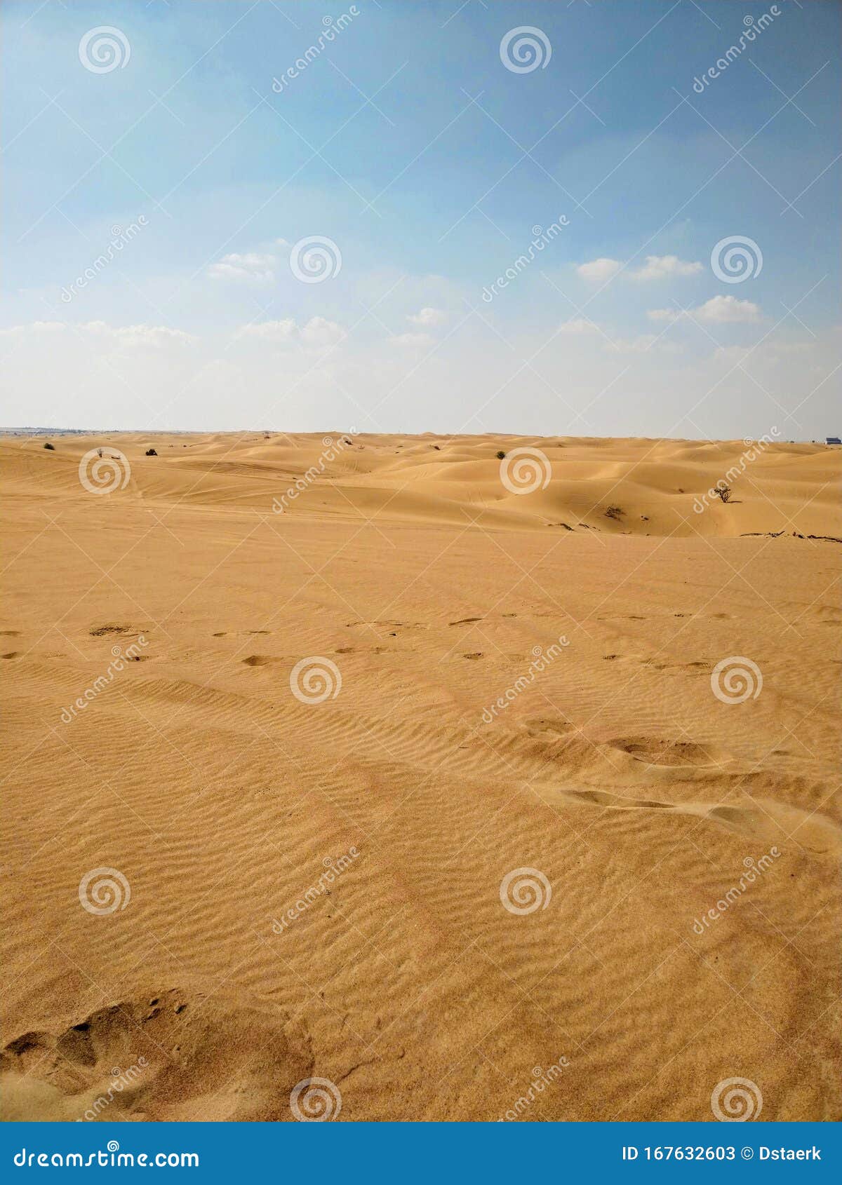 Een Foto Van De Dubai-woestijn Stock Afbeelding - Image of duin ...
