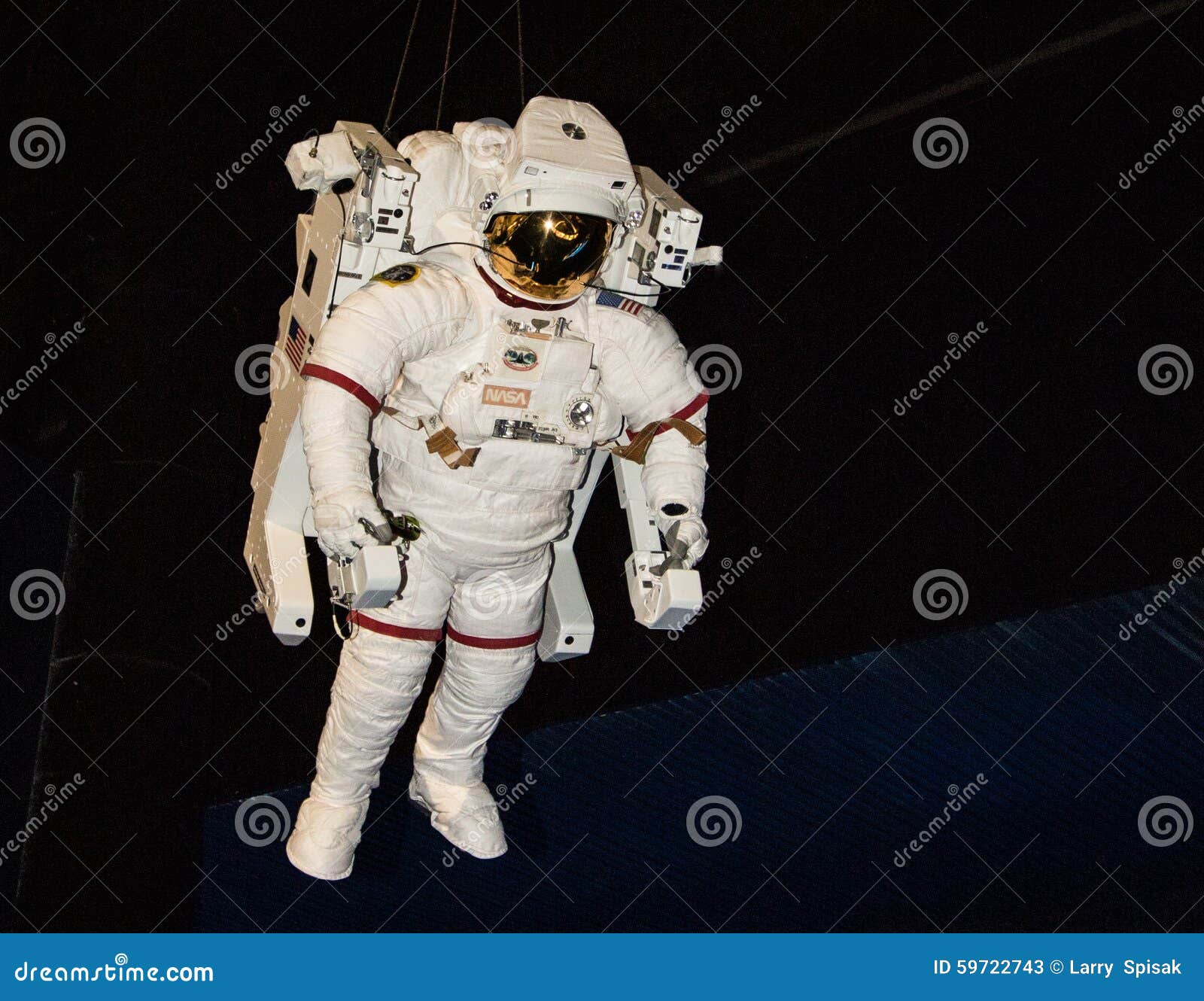 Een Gang in Ruimte in Een Ruimtepak Redactionele Stock Foto - Image of ...