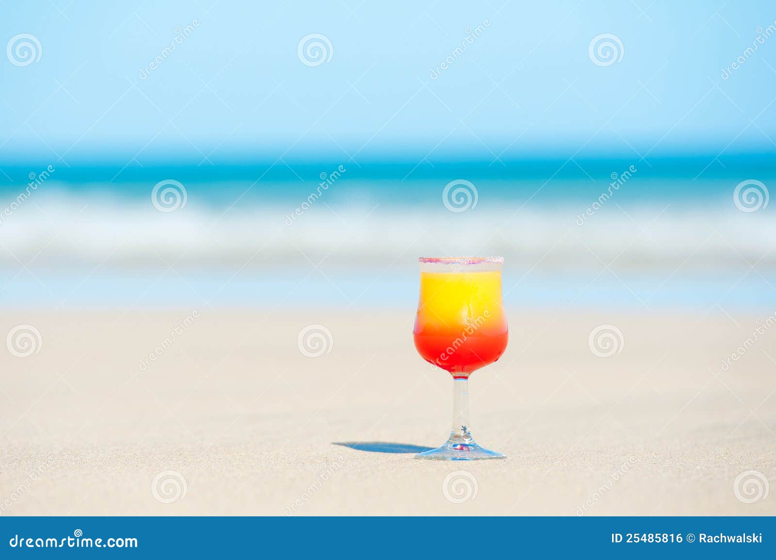 Een Glas Met Drank Op Het Strand Door Het Overzees Stock Foto - Image ...
