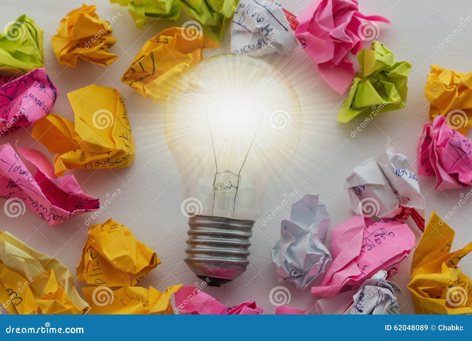 Een Goed Idee is Als Een Gloeilamp Die Glanst Stock Afbeelding - Image ...