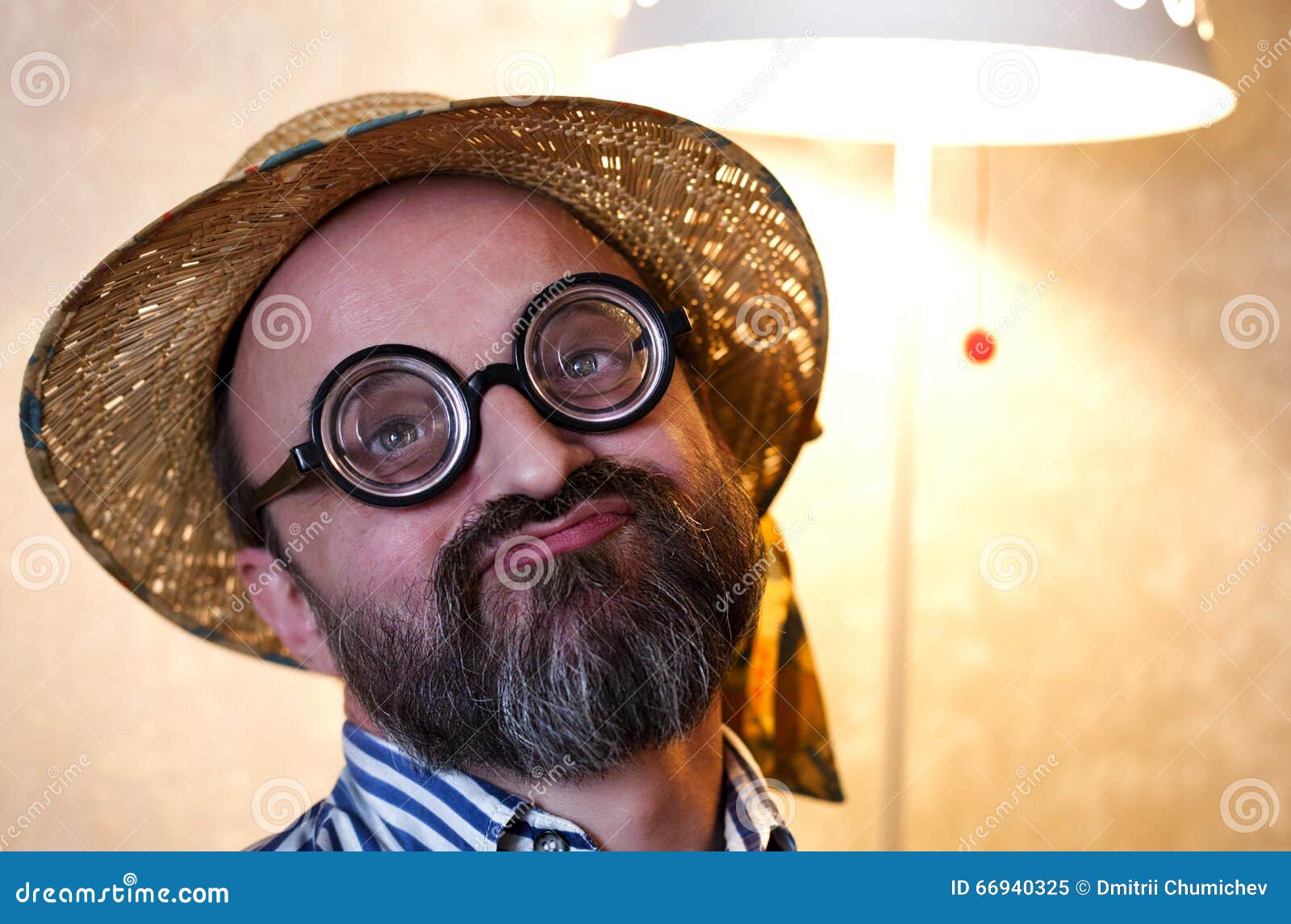 Een Grappige Komische Mens in De Hoed Stock Afbeelding - Image of ...