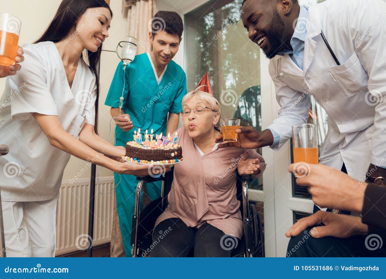 Een Groep Jonge En Oude Mensen In Een Verpleeghuis Wenst Een Bejaarde