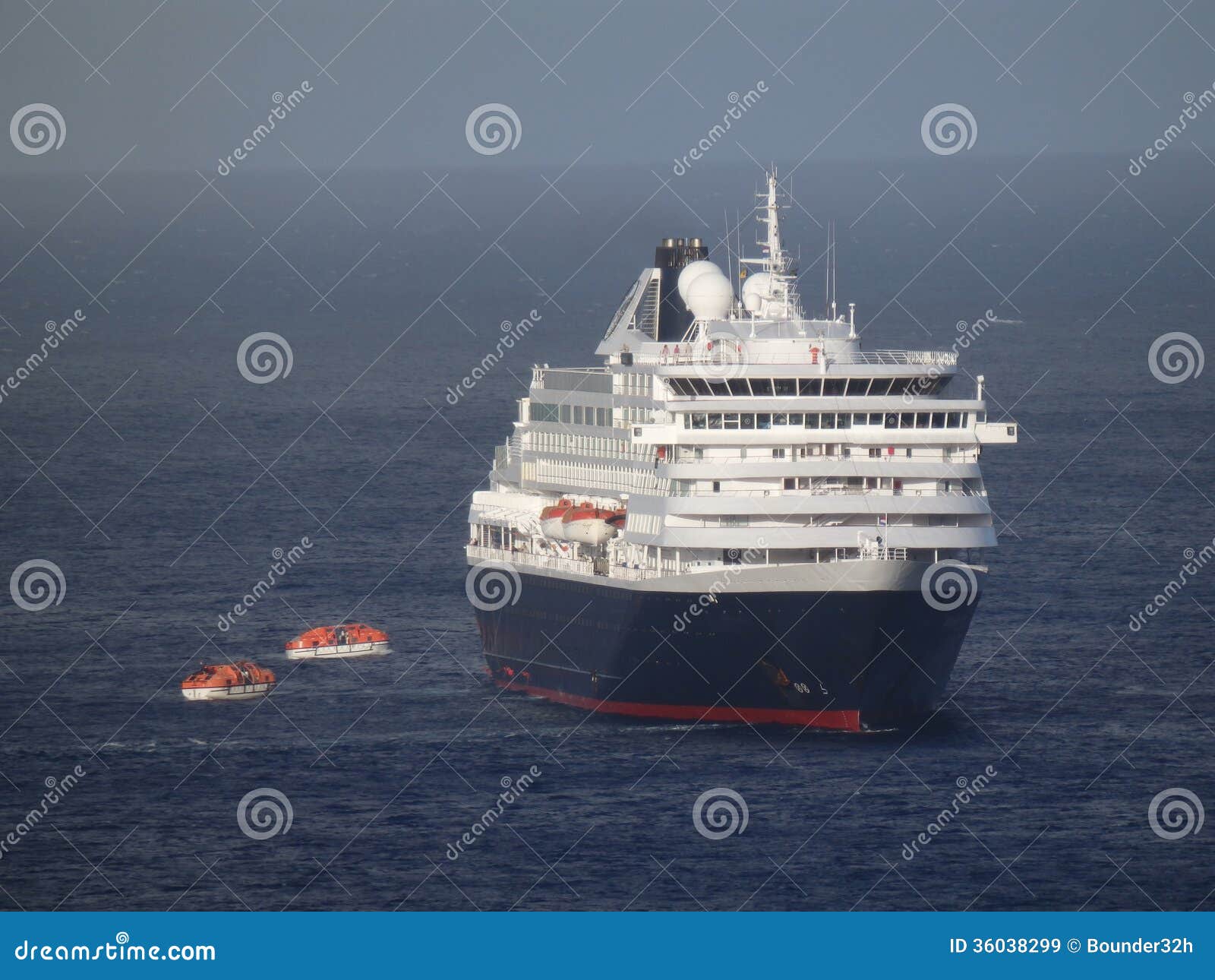 Een Groot Cruiseschip Die in De Baai Van Admiraliteit Verankeren Stock ...