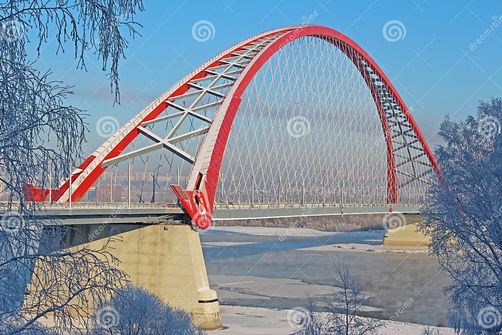 Een grote boogbrug stock foto. Image of mooi, rood, januari - 64539554