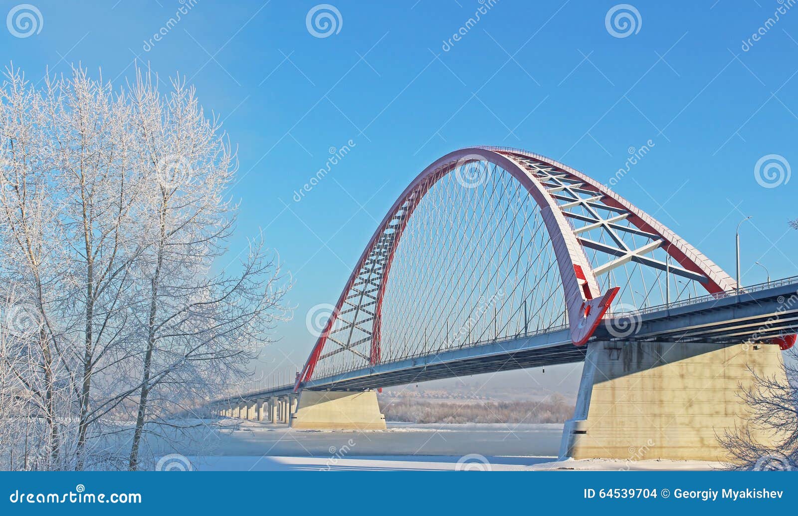 Een grote boogbrug stock foto. Image of hemel, ligplaats - 64539704
