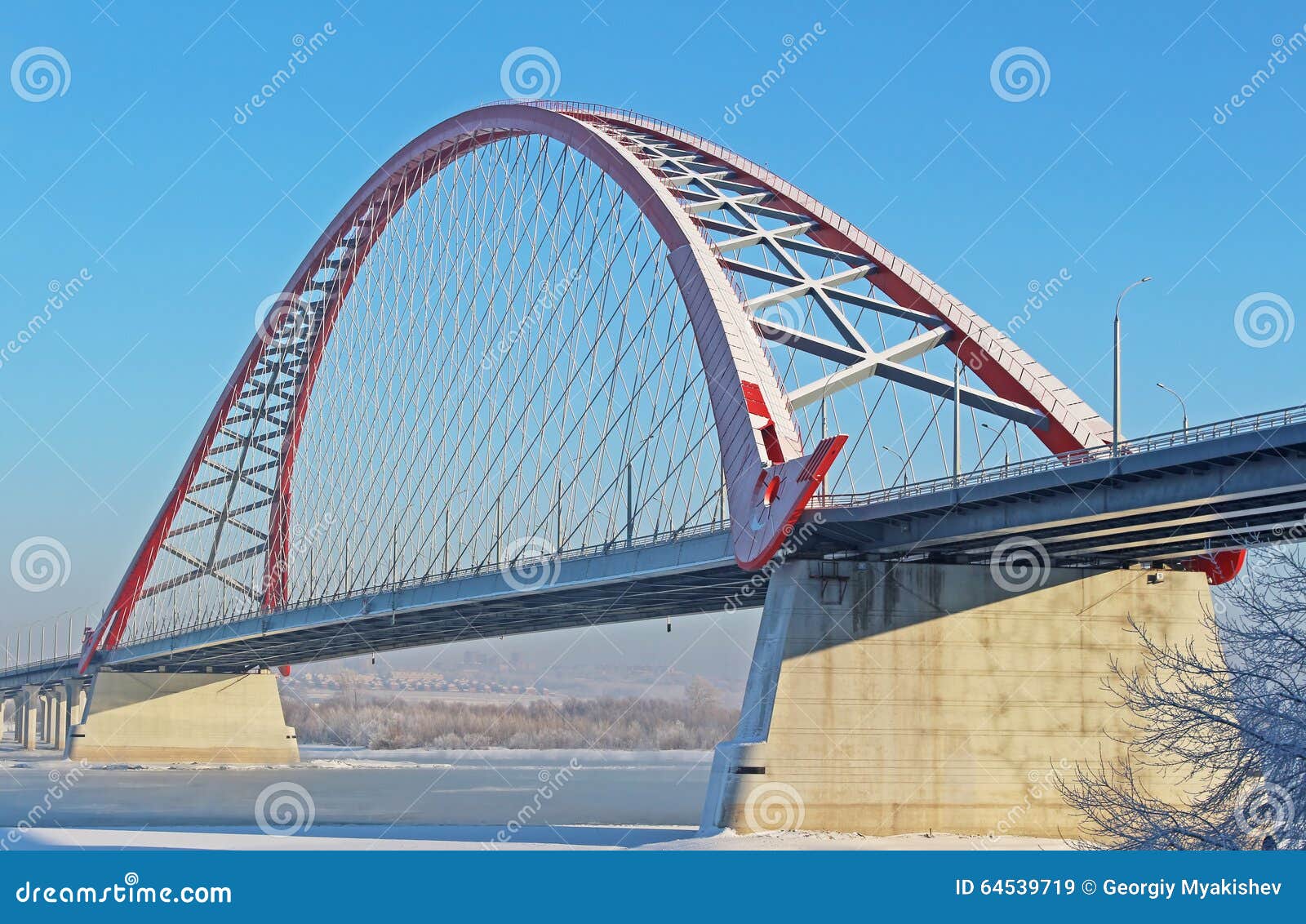 Een grote boogbrug stock afbeelding. Image of verwijdering - 64539719