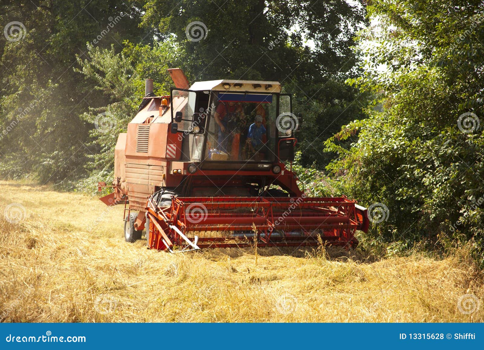 Een grote rode maaimachine stock foto. Image of landschap - 13315628