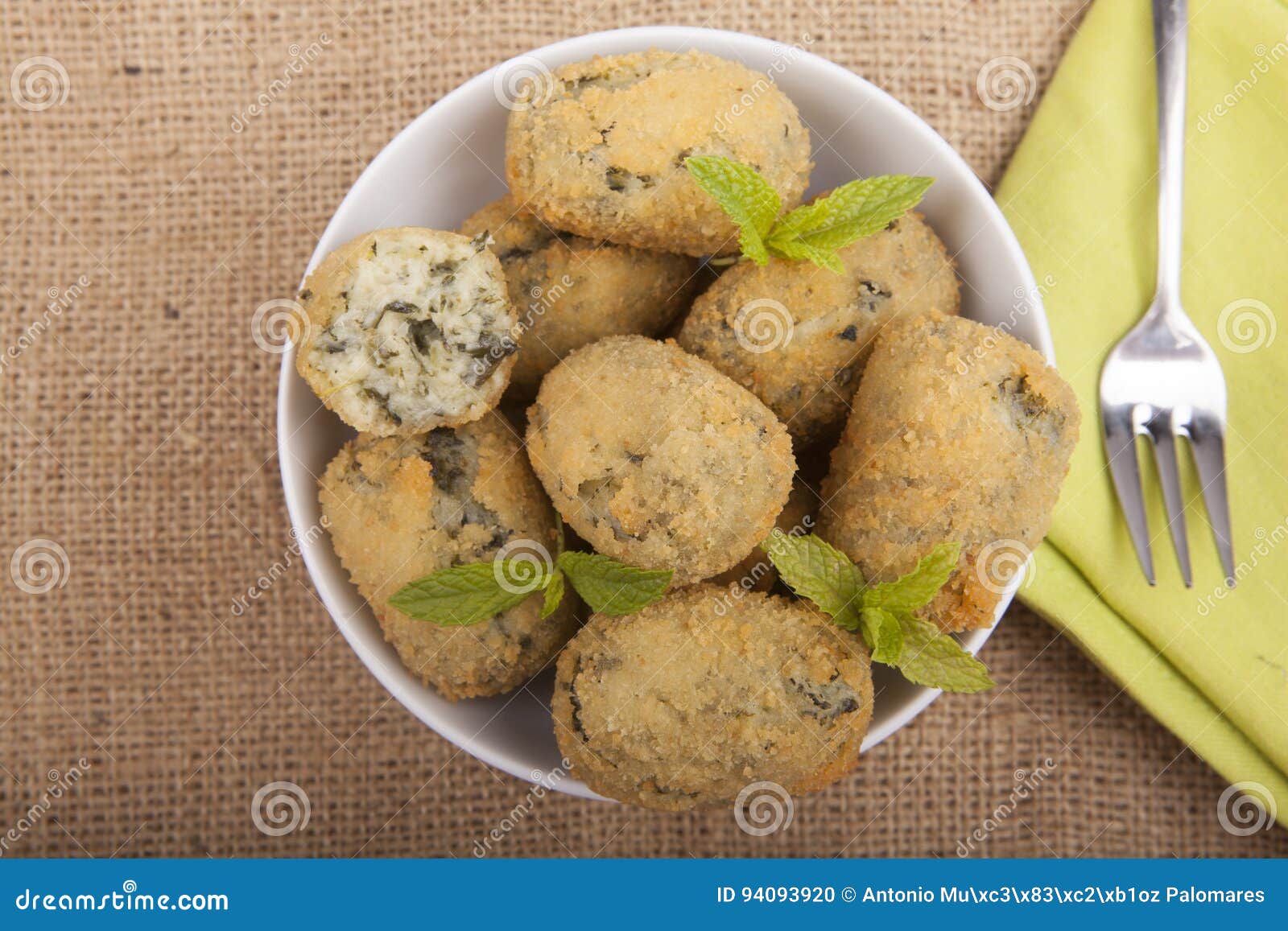 Een Handvol Eigengemaakte Croquetten Van Spinazie Stock Foto - Image of ...