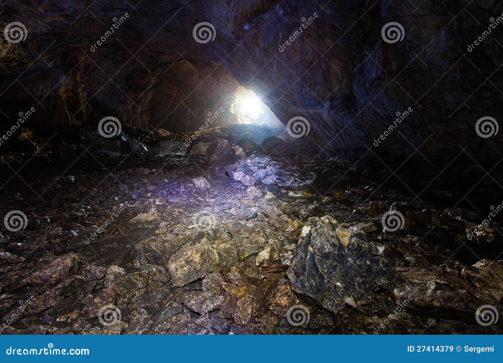 In een hol stock afbeelding. Image of bergen, zwart, licht - 27414379