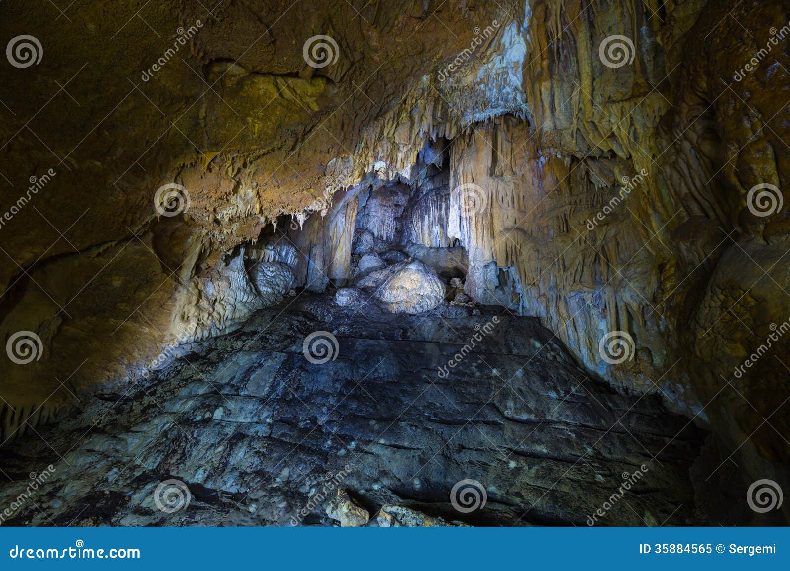 In een hol stock afbeelding. Image of rots, krim, holen - 35884565