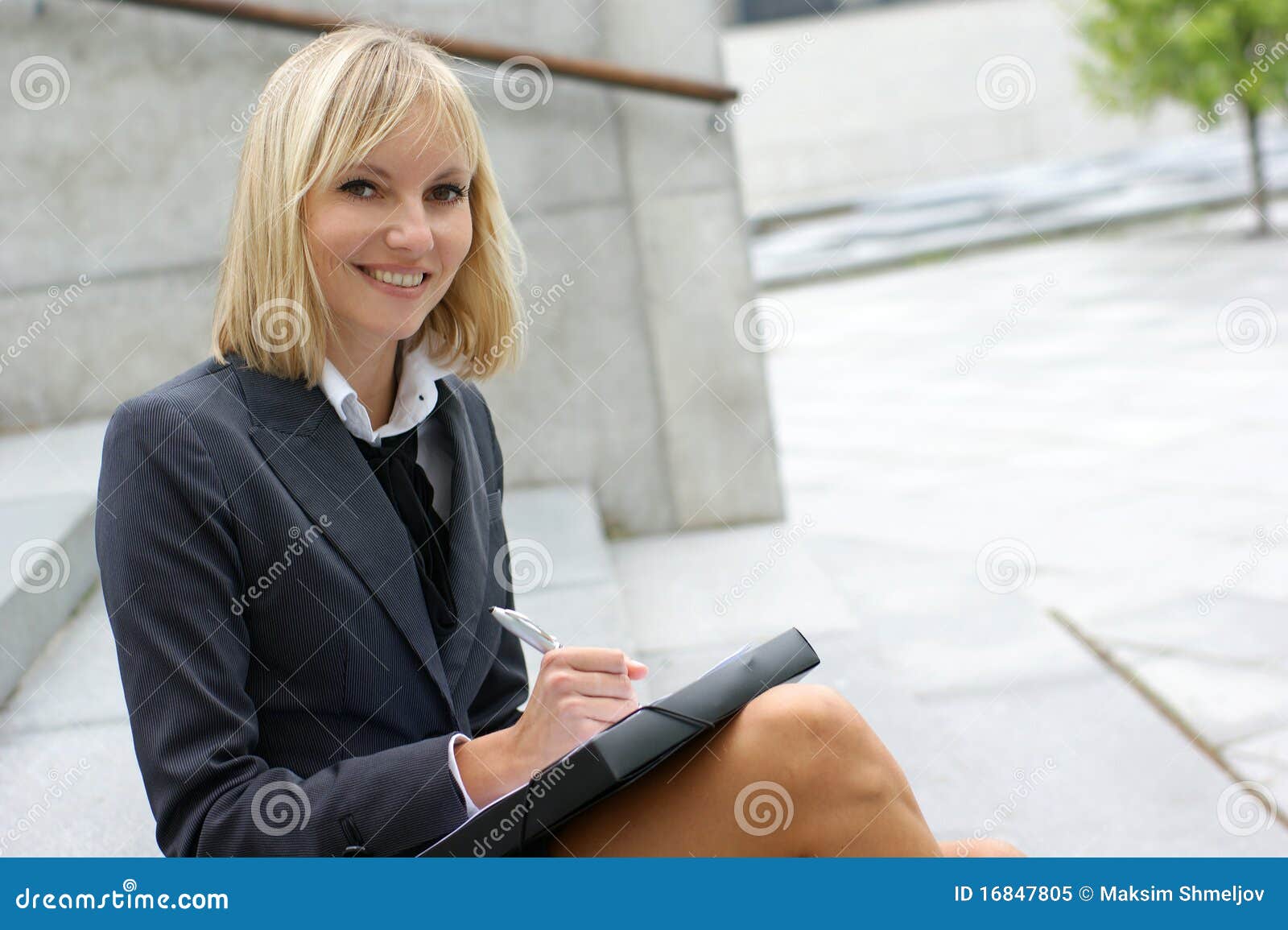 Een Jonge En Leuke Onderneemster in Formele Kleding Stock Afbeelding ...