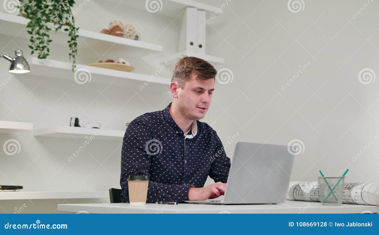 Een Jonge Mens Die Een Computer Binnen Met Behulp Van Stock Foto ...