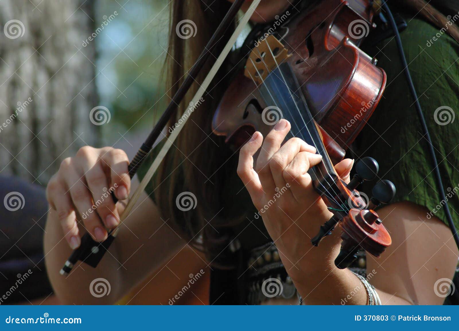 Een Jonge Vrouw Die De Viool Speelt. Stock Afbeelding - Image of ...