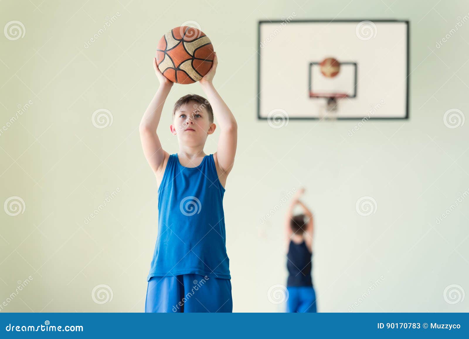 Een jongen met de bal stock afbeelding. Image of mensen - 90170783