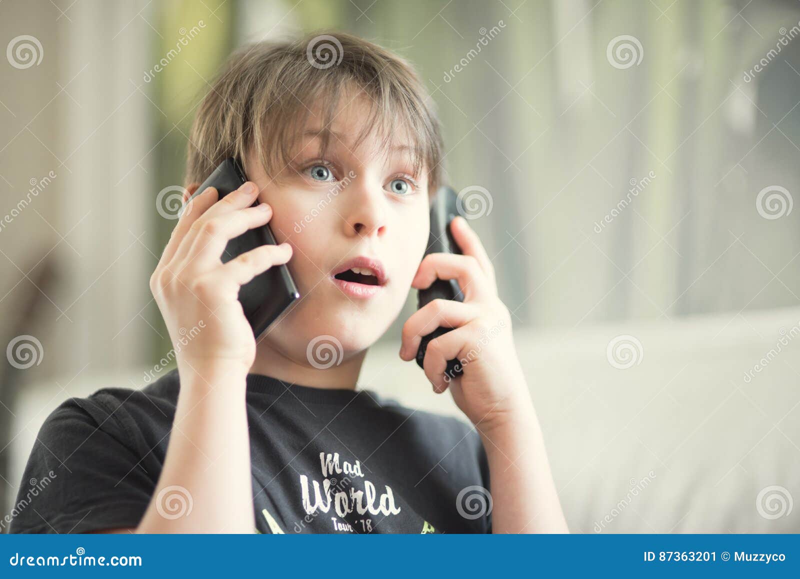 Een jongen met telefoons stock afbeelding. Image of bedrijf - 87363201
