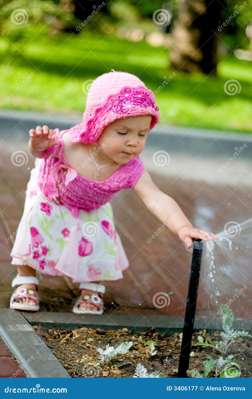 Een Kind Dat Met Sproeier Speelt Stock Afbeelding - Image of vrolijk ...