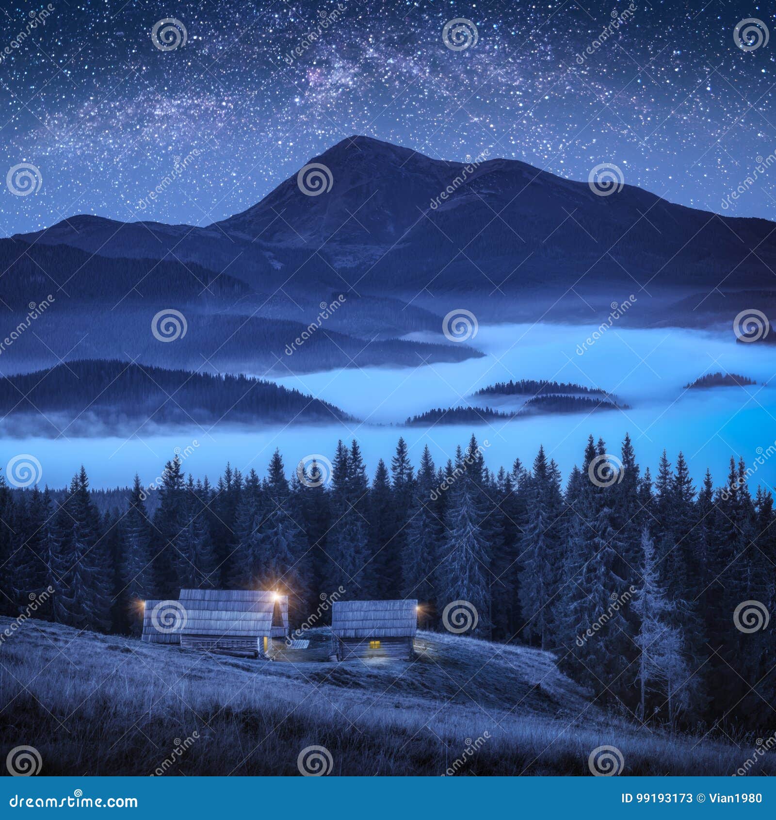 Een Klein Dorp Op De Rand Van Het Bos Stock Afbeelding - Image of ...