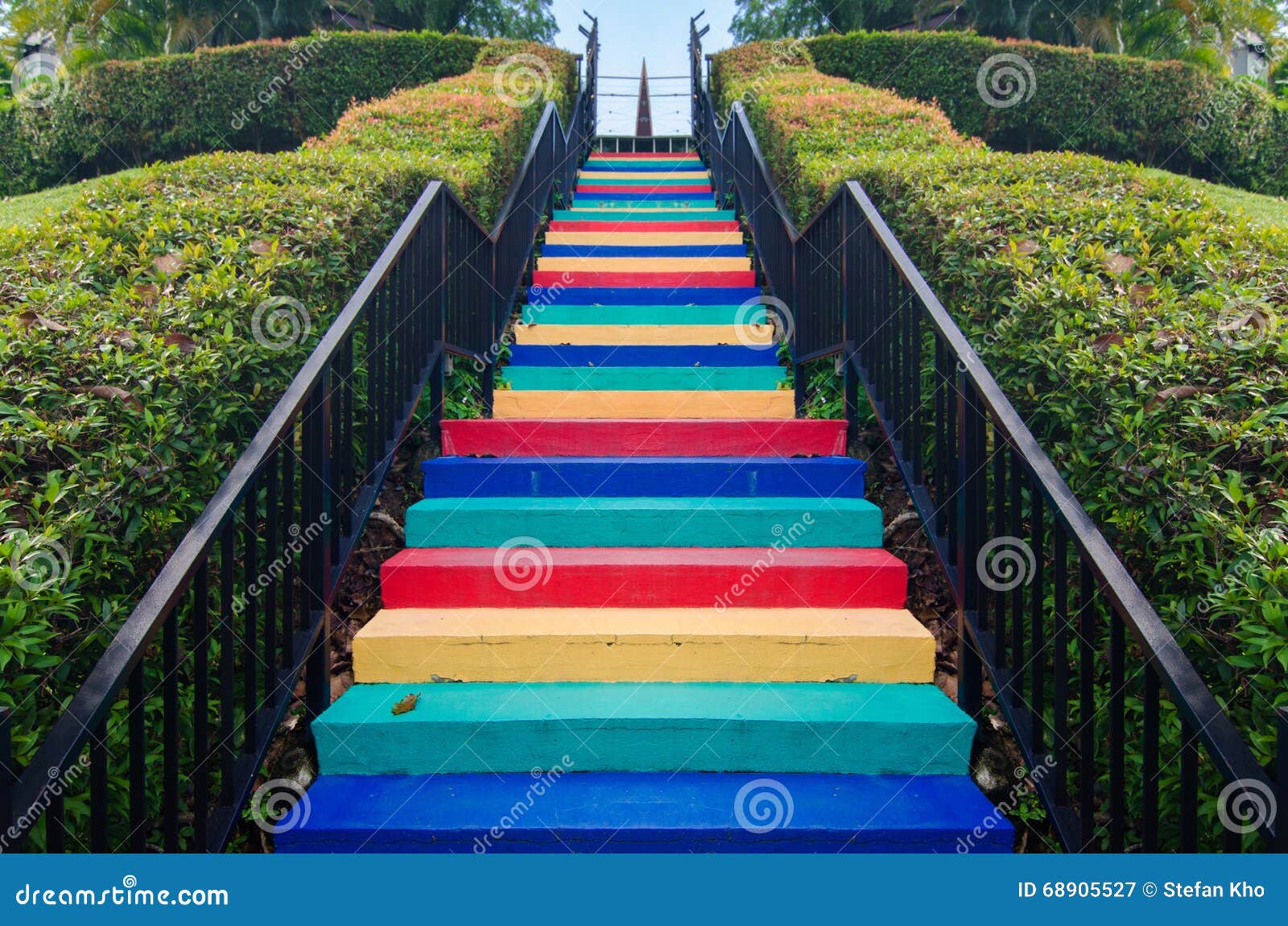Een kleurrijke trap stock afbeelding. Image of landschap - 68905527