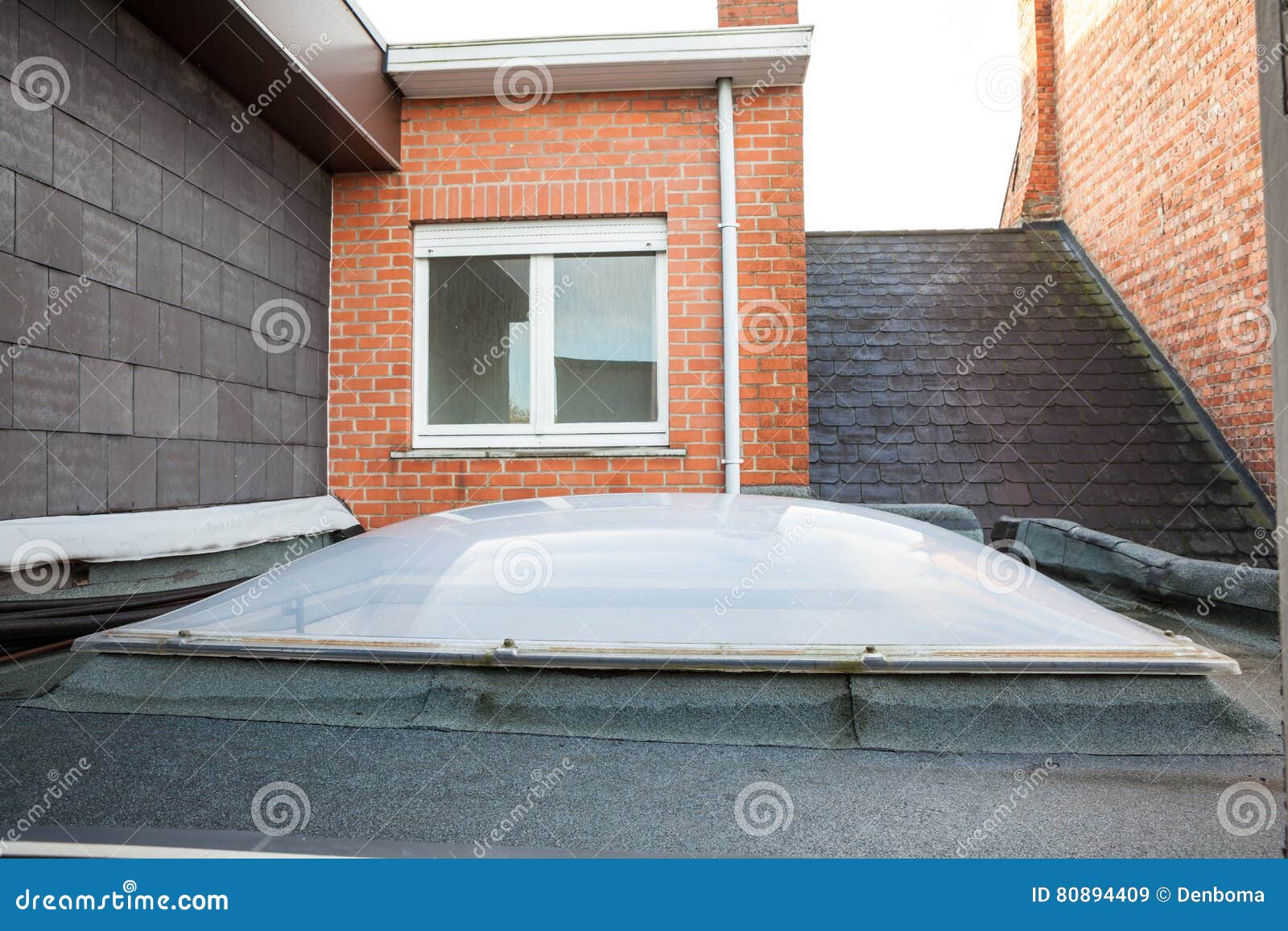 Een Koepel op het dak stock afbeelding. Image of modern - 80894409