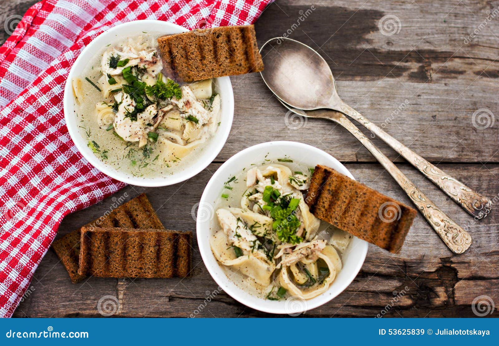 Een Kom Soep Met Noedels En Kip Stock Afbeelding - Image of noedel ...