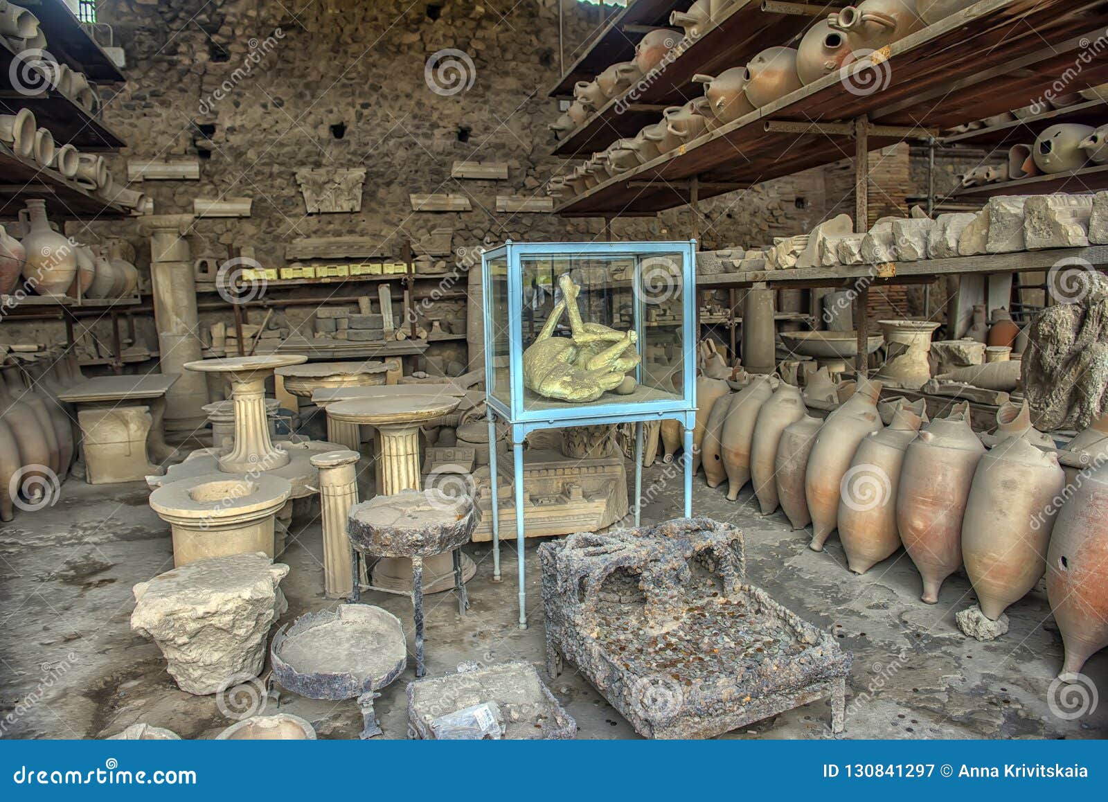 Een Lichaam Van Dode Hond in Pompei, Italië Redactionele Fotografie ...