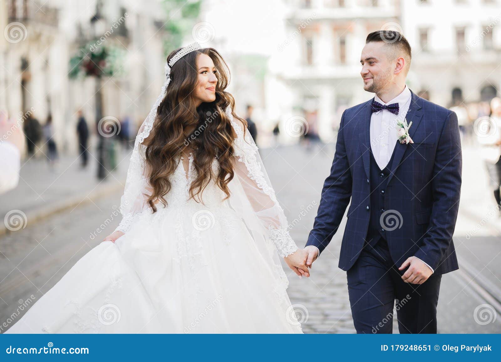 Een Liefdevol Bruiloft Loopt Langs De Straten Van De Stad Lviv Stock ...
