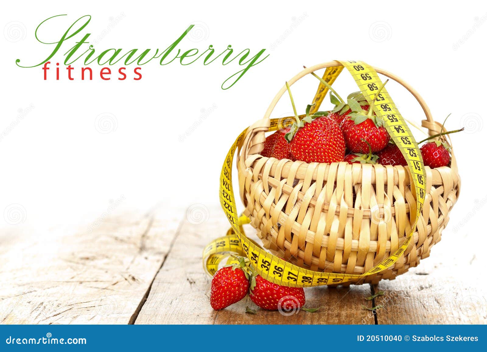 Een mand fruit stock foto. Image of rustic, aardbei, ochtend - 20510040