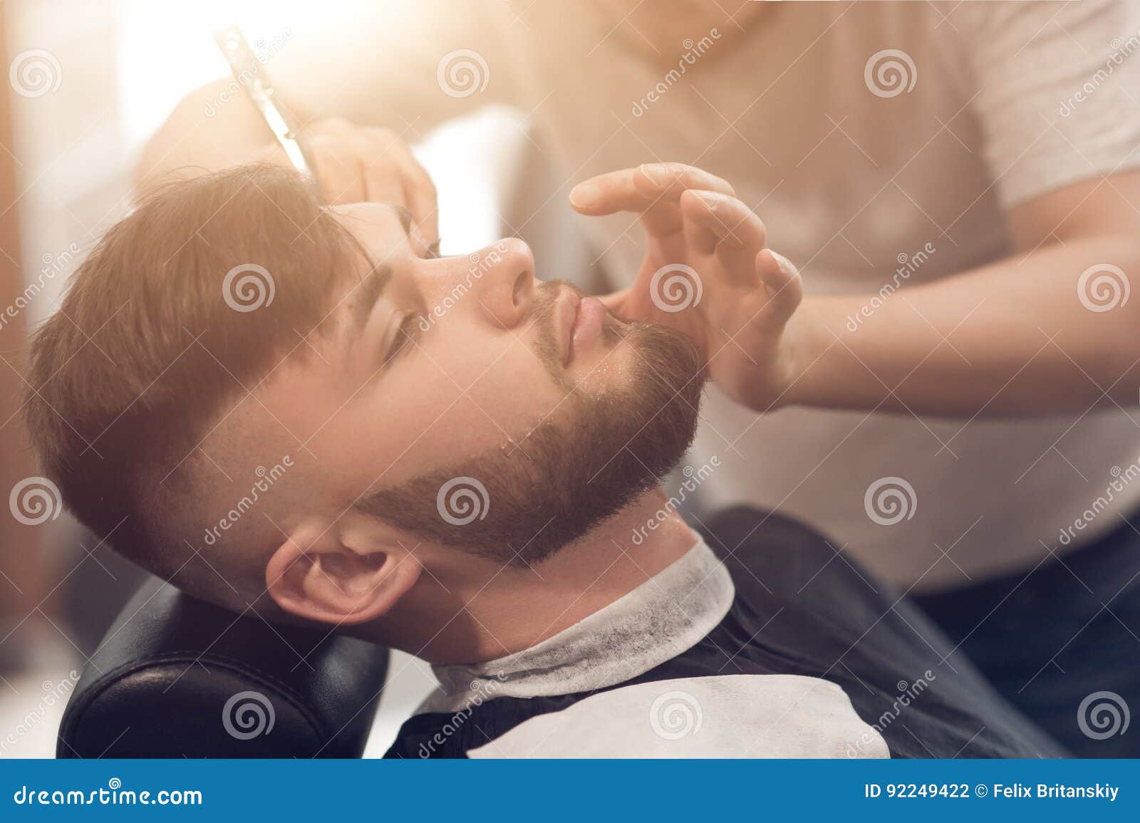 Een Meester in De Herenkapper Werkt Met De Cliënt Stock Foto - Image of ...