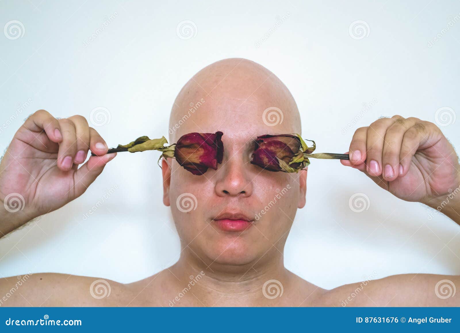 Een Mens Met Rode Rozen Op Zijn Ogen Stock Foto - Image of bloem, wens ...