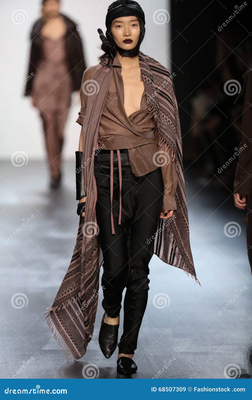 Een Model Loopt De Baan Tijdens De Nicholas K Modeshow Redactionele ...