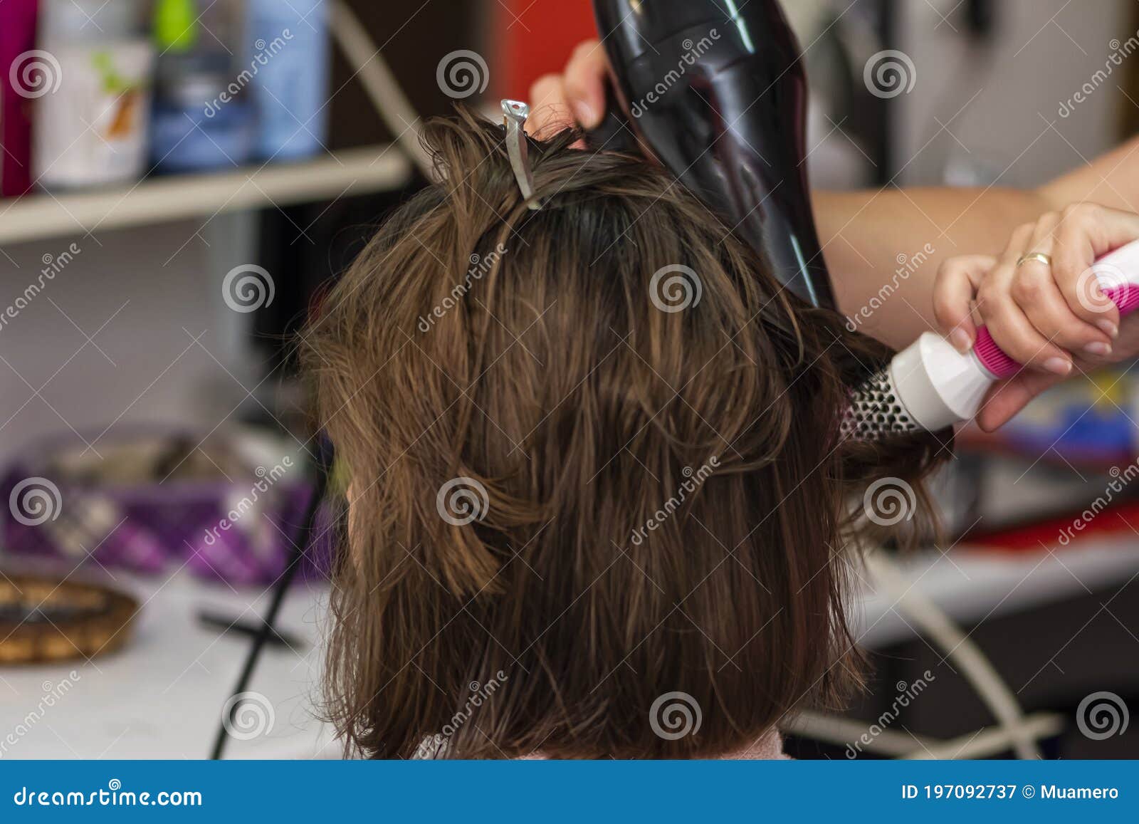 Een Mooi Meisje in De Kapper Blaast Haar Korte Haar Drogen Stock ... Een Mooi Meisje in De Kapper Blaast Haar Korte Haar Drogen Stock ...