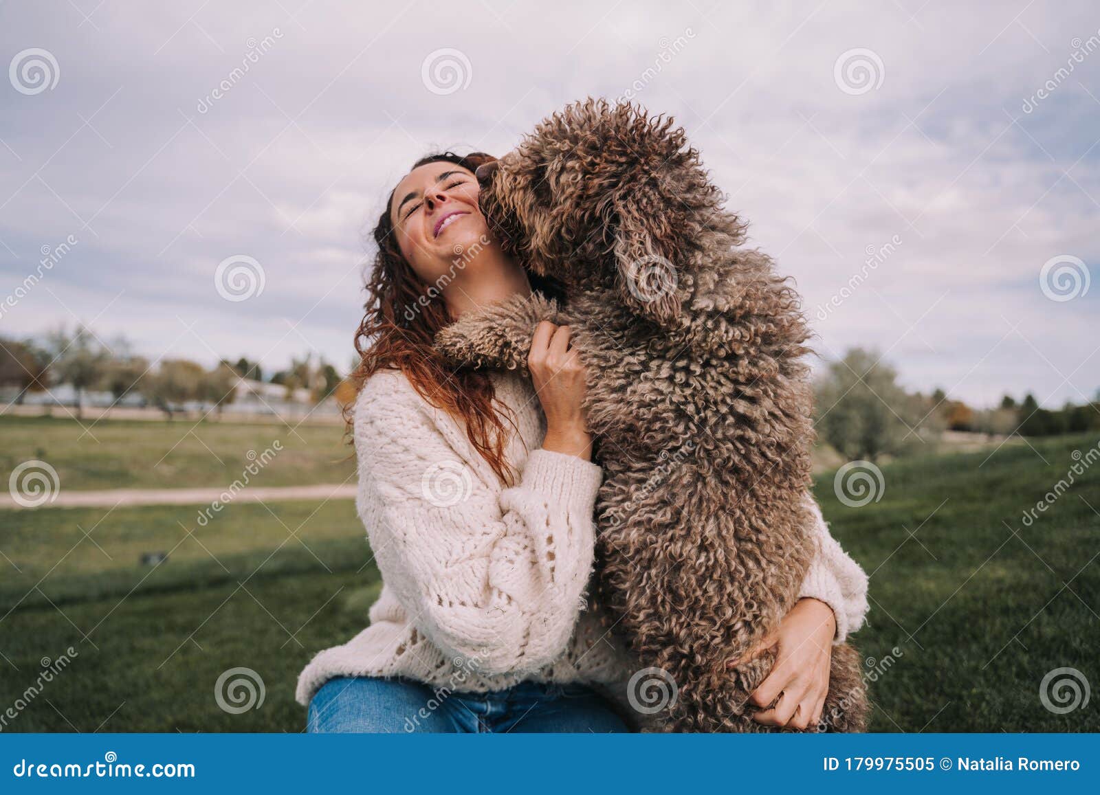 Een Mooie Vrouw is in De Weide Met Haar Hond De Eigenaar Knuffelt Haar ... Een Mooie Vrouw is in De Weide Met Haar Hond De Eigenaar Knuffelt Haar ...